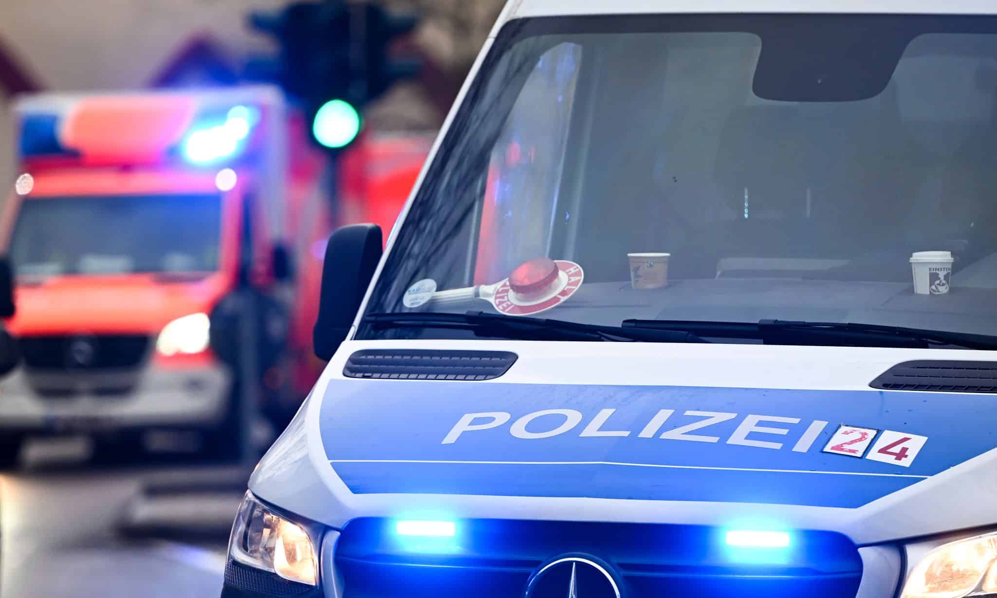 Auto erfasst Seniorin und verletzt sie schwer