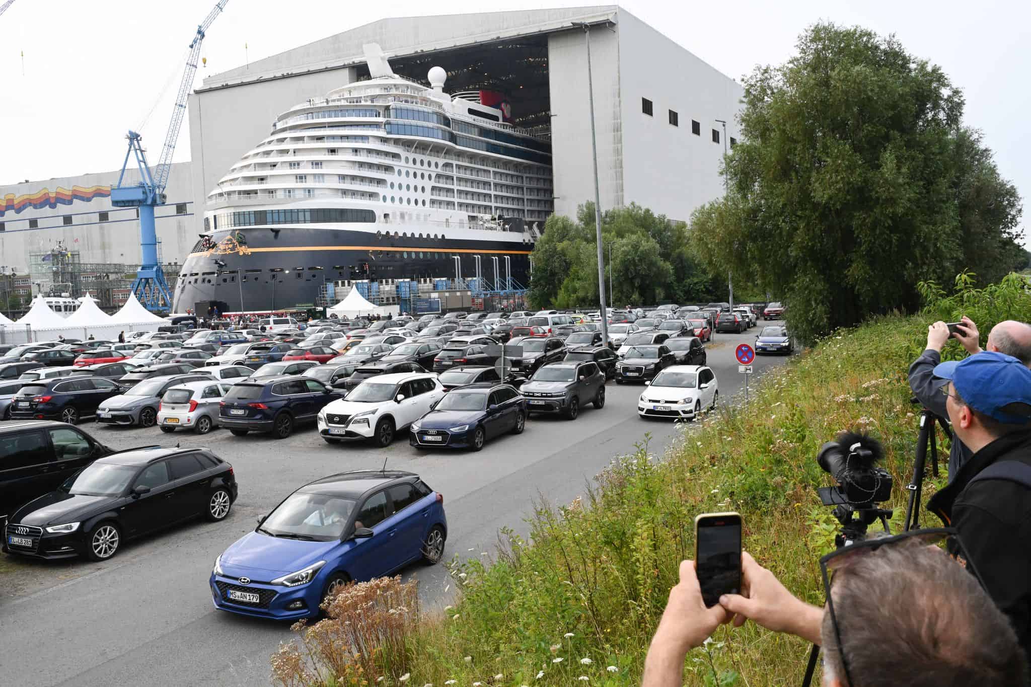Kreuzfahrtschiff verlässt Meyer Werft