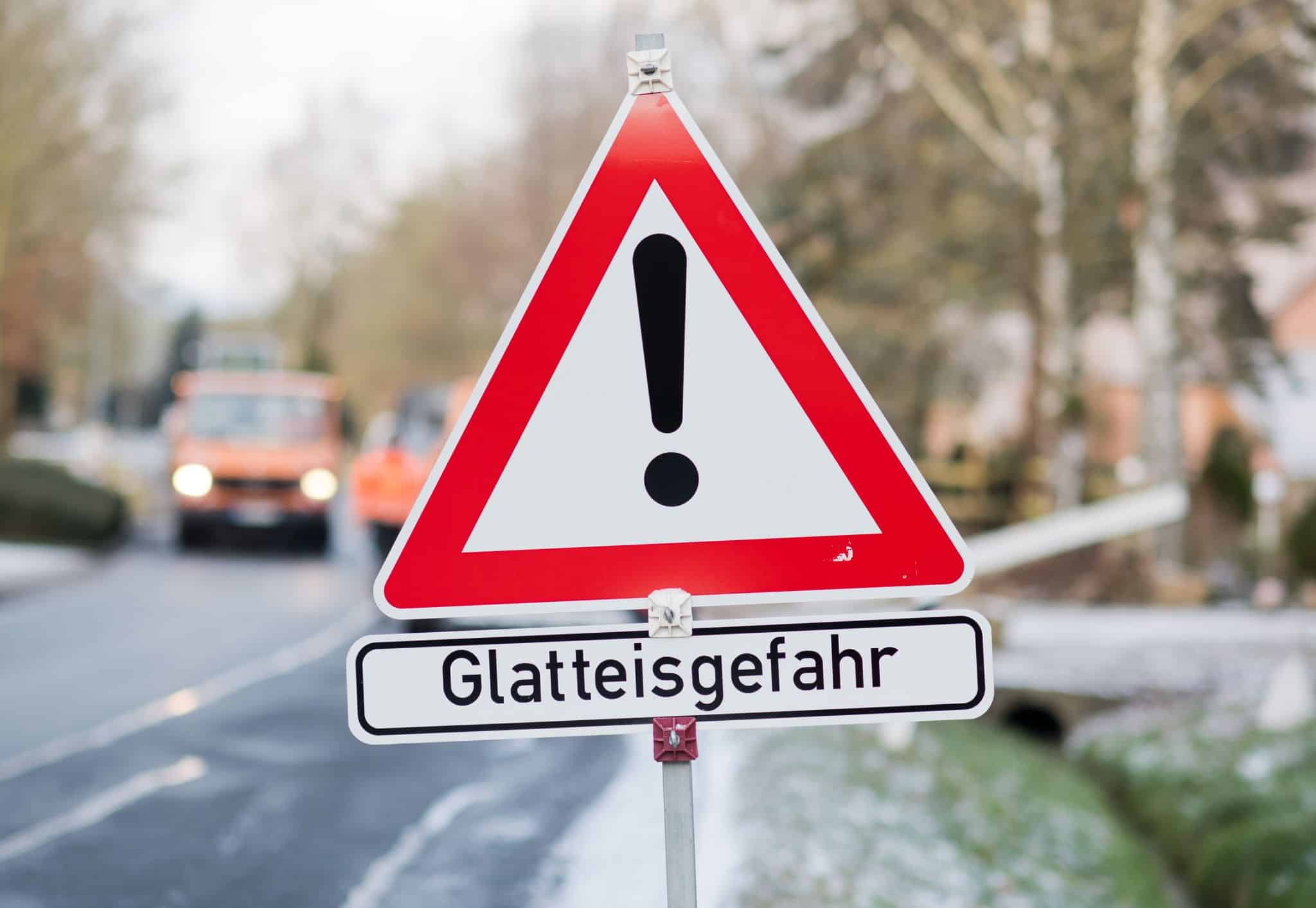 Streufahrzug kippt um und verteilt Salz auf Straße