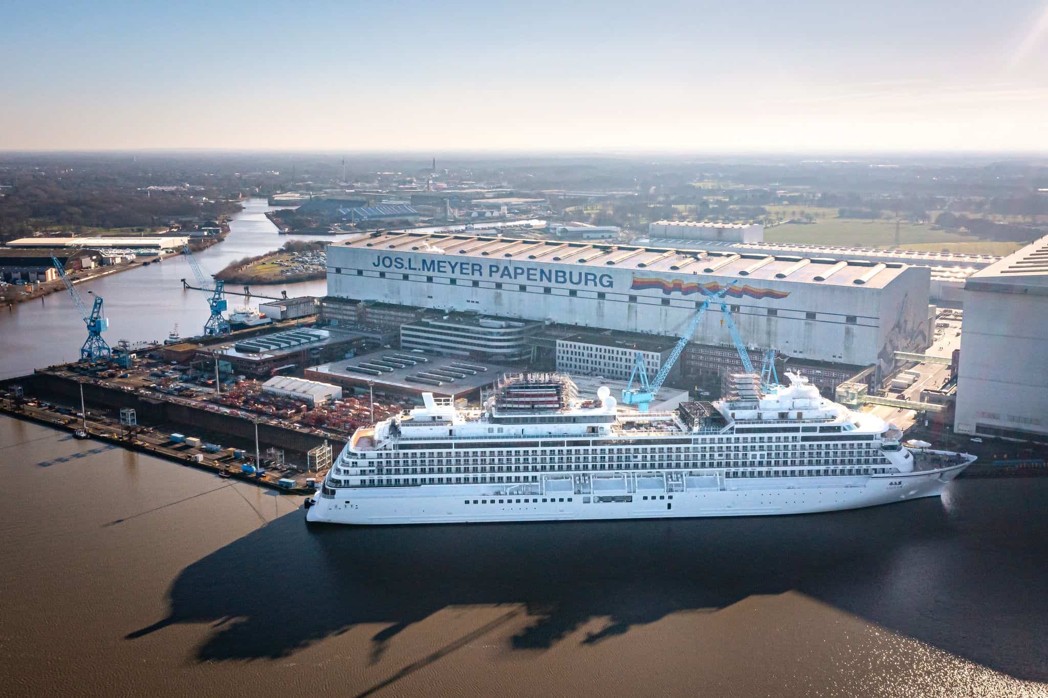 Meyer Werft überführt neues Kreuzfahrtschiff über die Ems