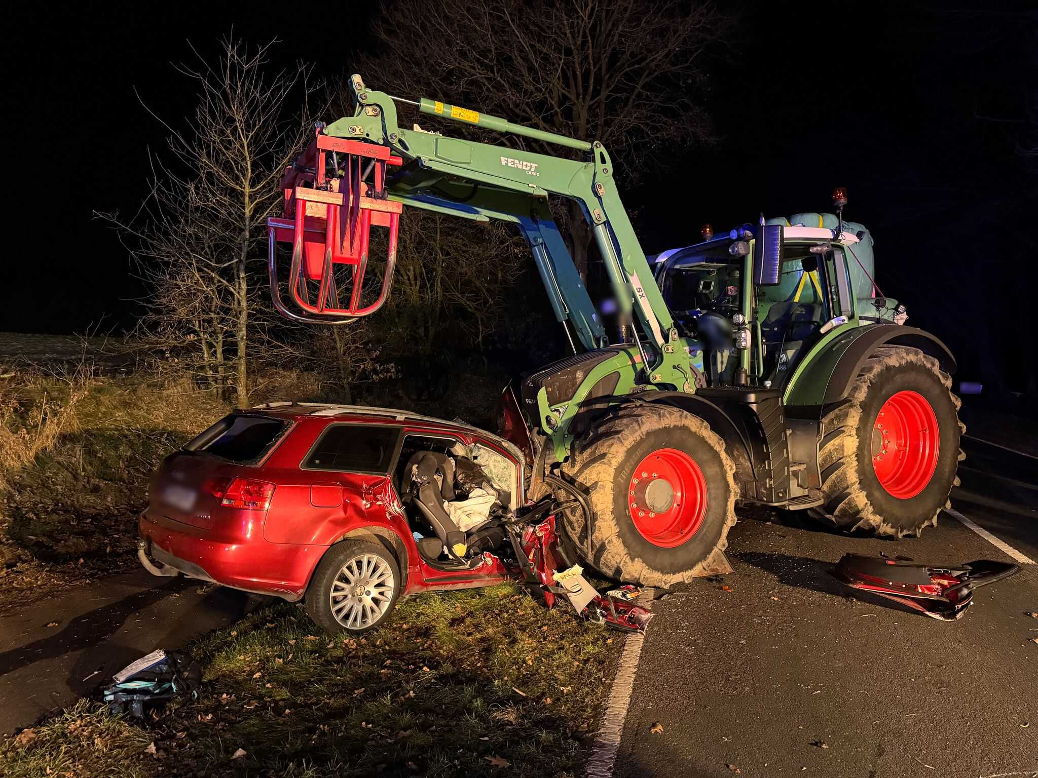 Tödlicher Unfall mit Traktor - Zwei Menschen in Lebensgefahr