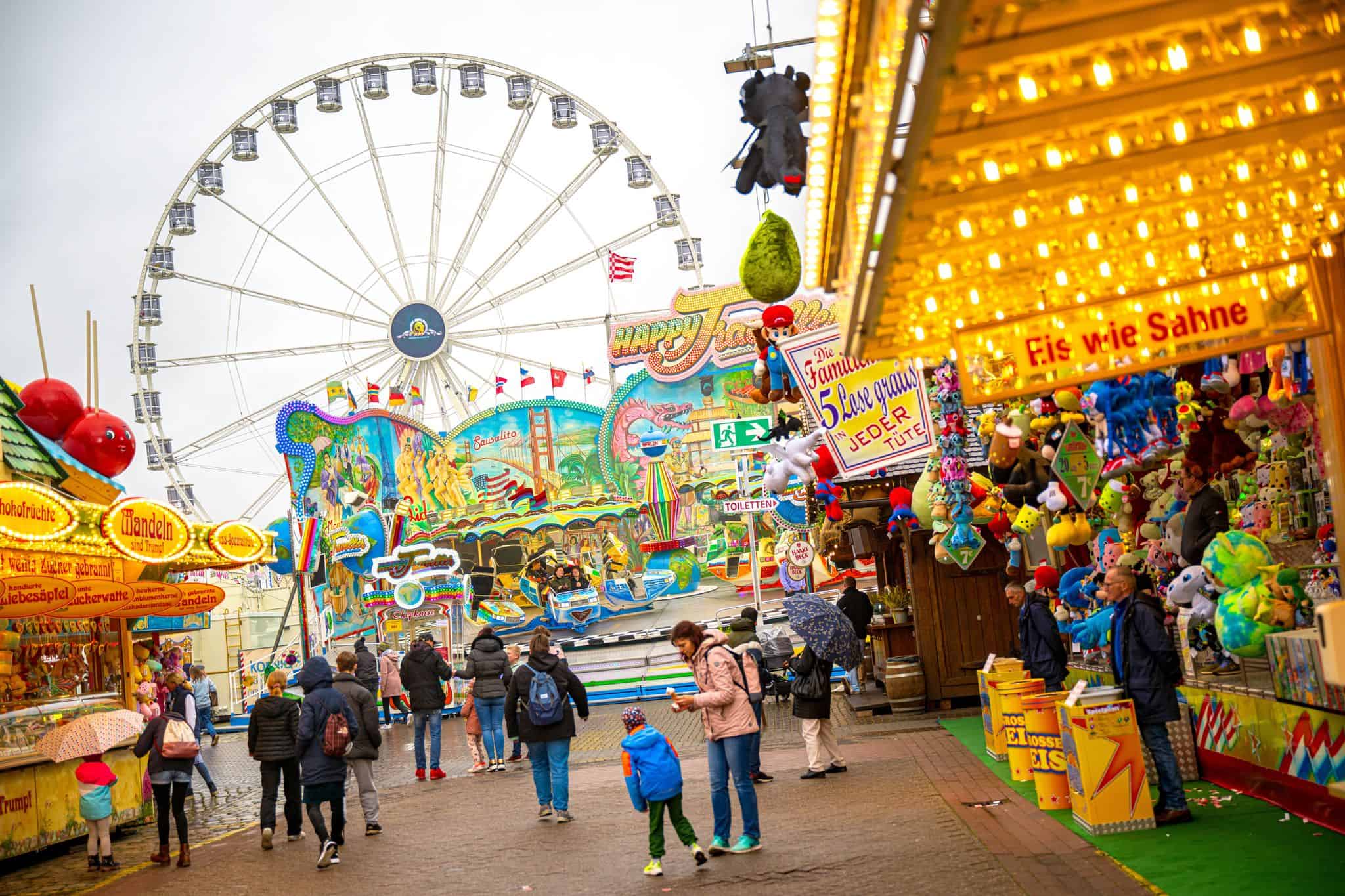 Riesenrad, Achterbahn, Buden - Aufbau der Bremer Osterwiese
