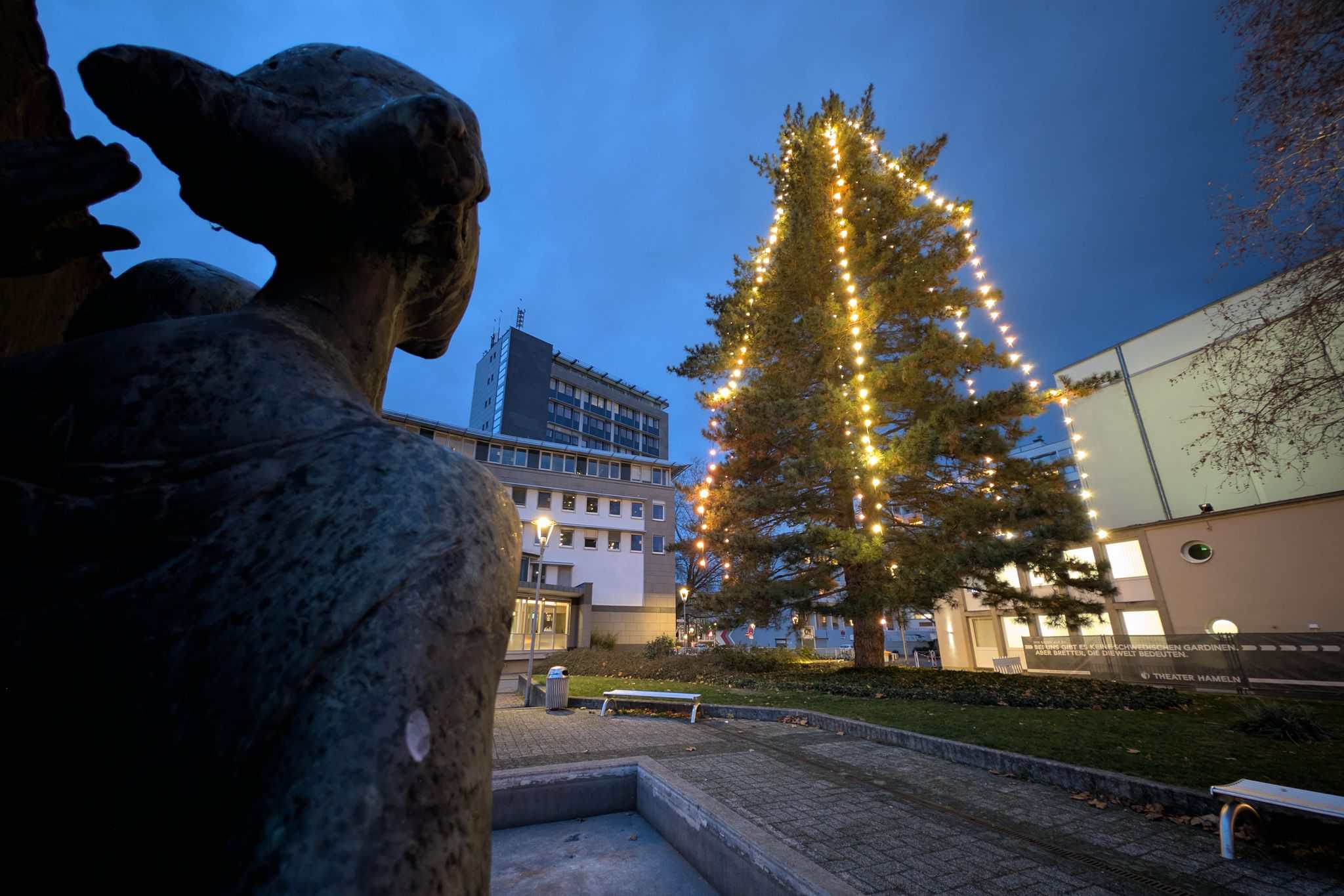 Weihnachtsbaum in Hameln zu groß für Lichterkette