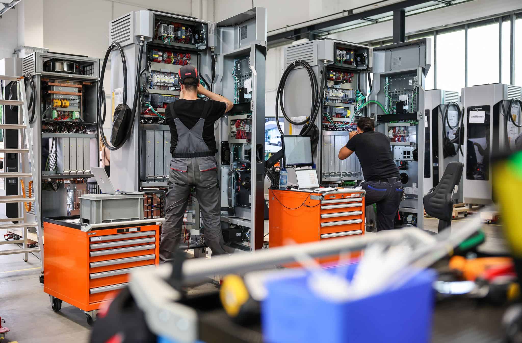 Siemens gliedert Ladelösungen für E-Fahrzeuge aus