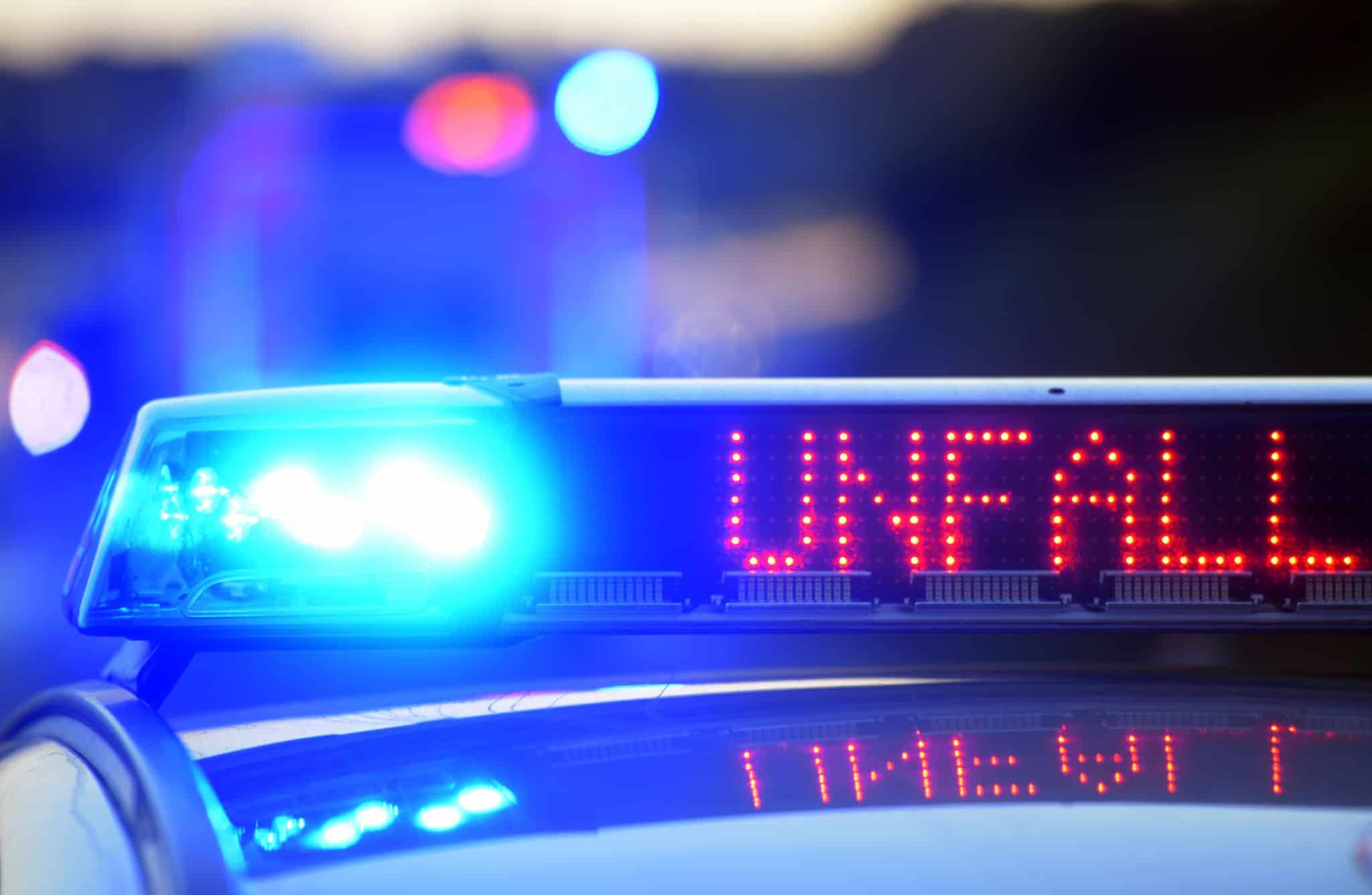 Drei Menschen bei Unfall mit acht Fahrzeugen verletzt