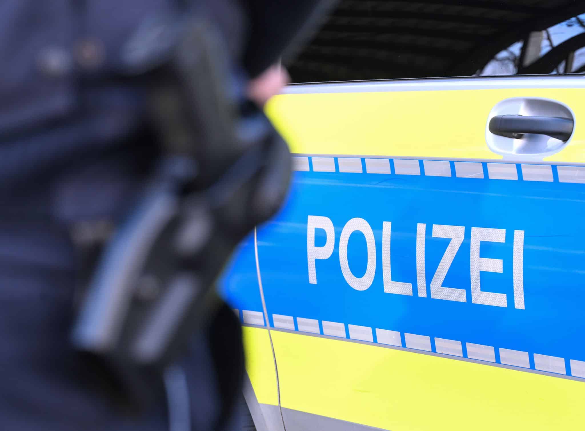Polizei stellt Waffen und Drogen bei Razzia sicher