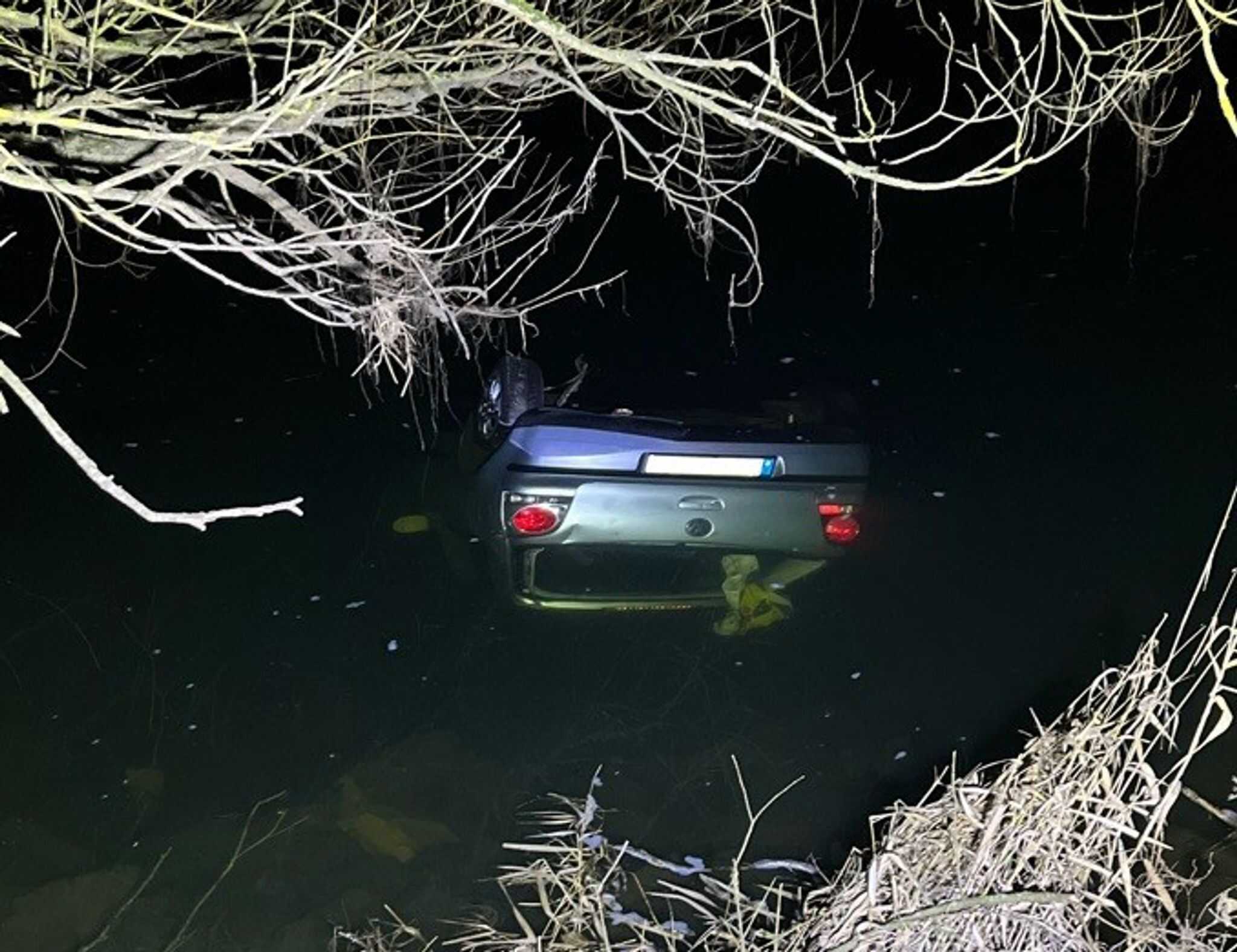 Auto landet im Main – Vier junge Menschen retten sich selbst
