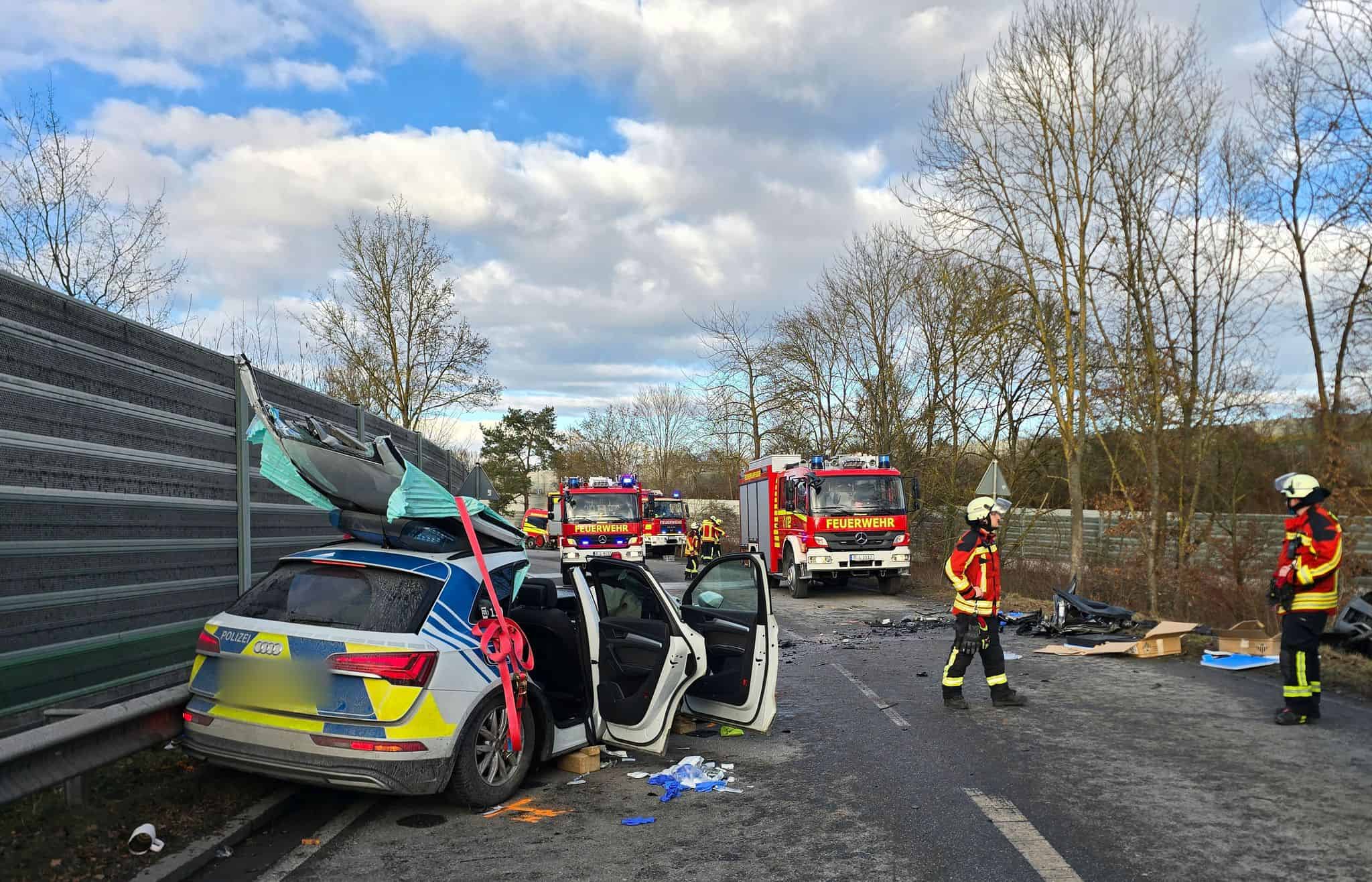 Vier Verletzte bei Unfall mit Polizeiauto