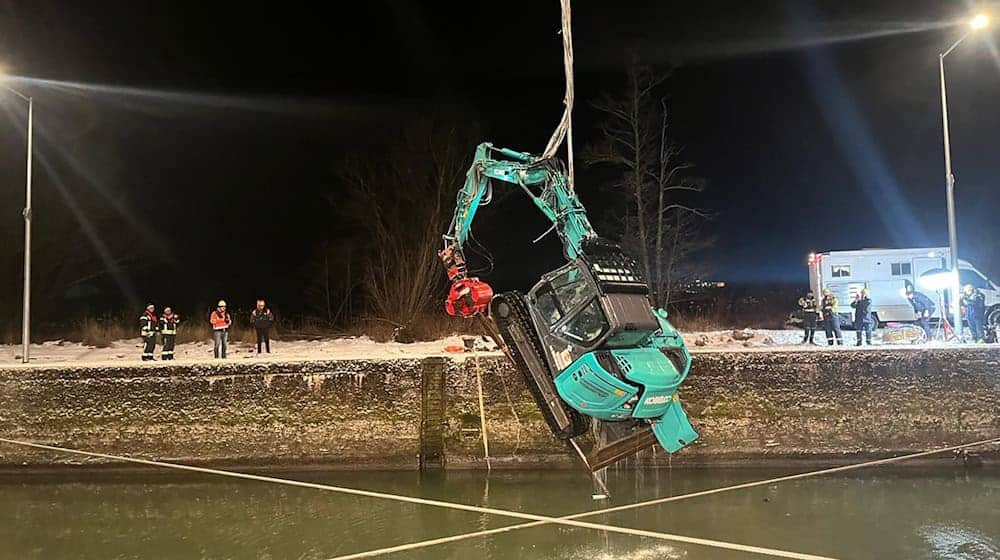 Mann versinkt mit Bagger in Donau - Fahrer schwimmt an Land