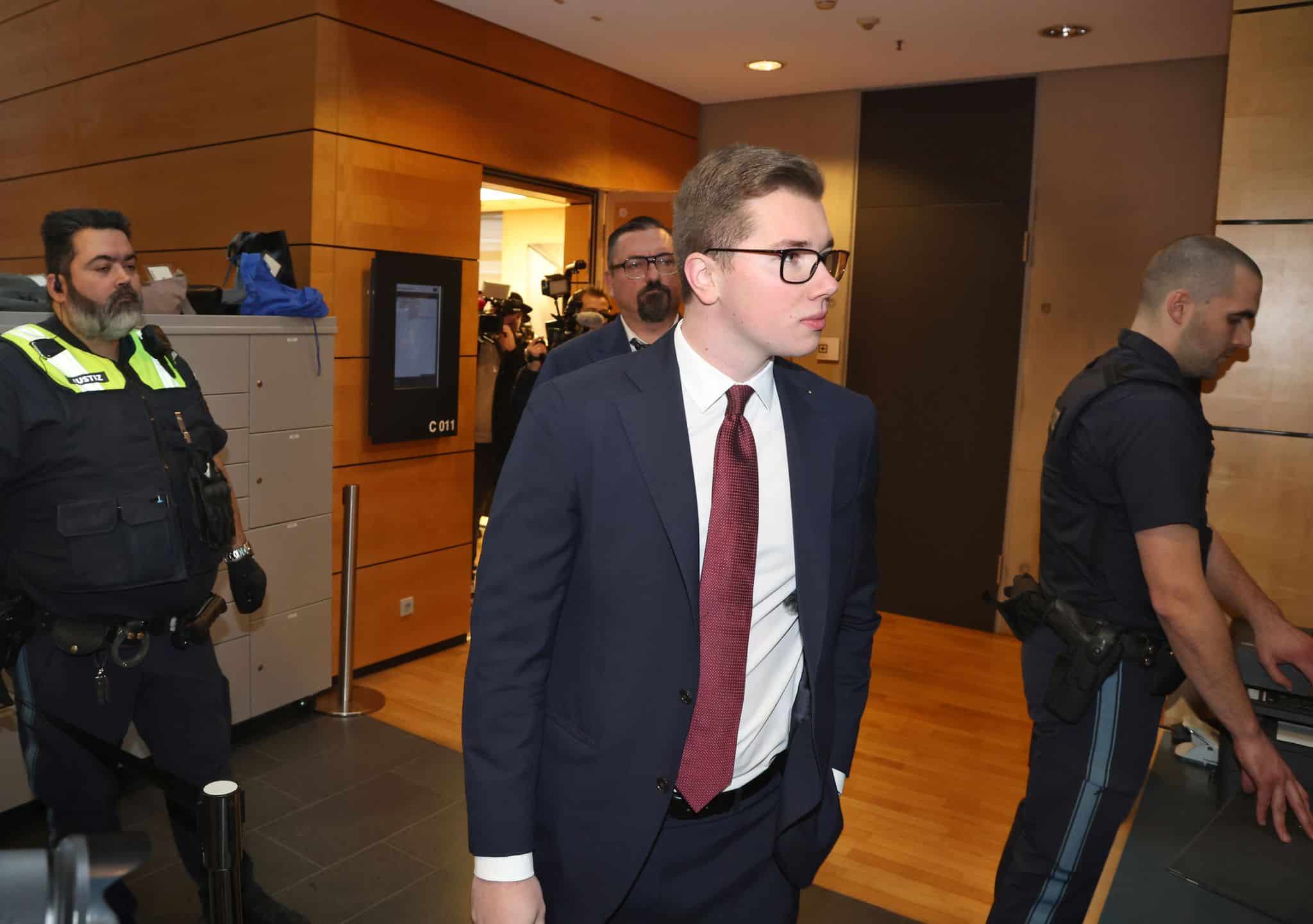 Nazi-Kram in Halembas Zimmer - Wem gehört der USB-Stick?