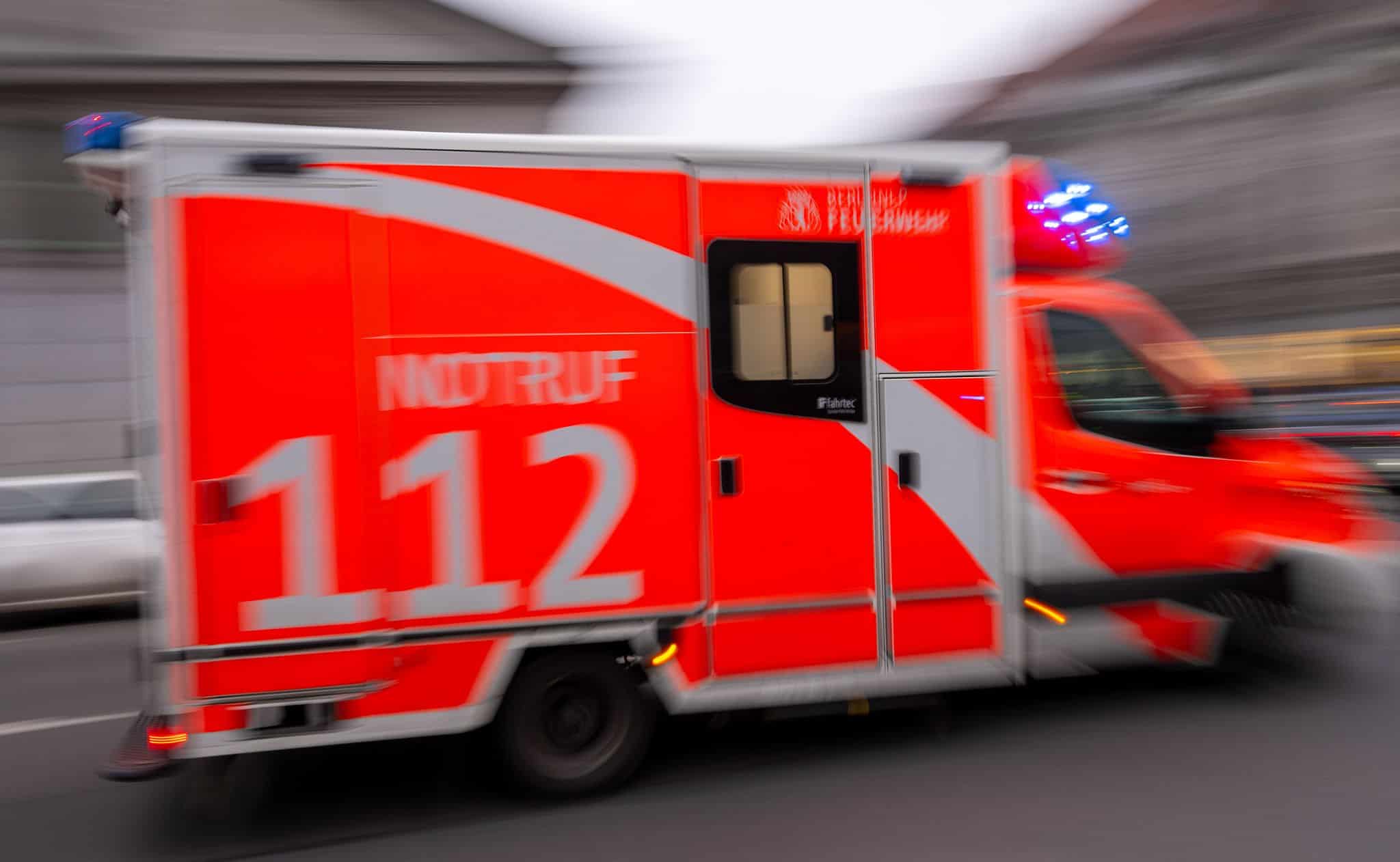 Wagen prallt gegen Baum und fängt Feuer – Fahrer tot