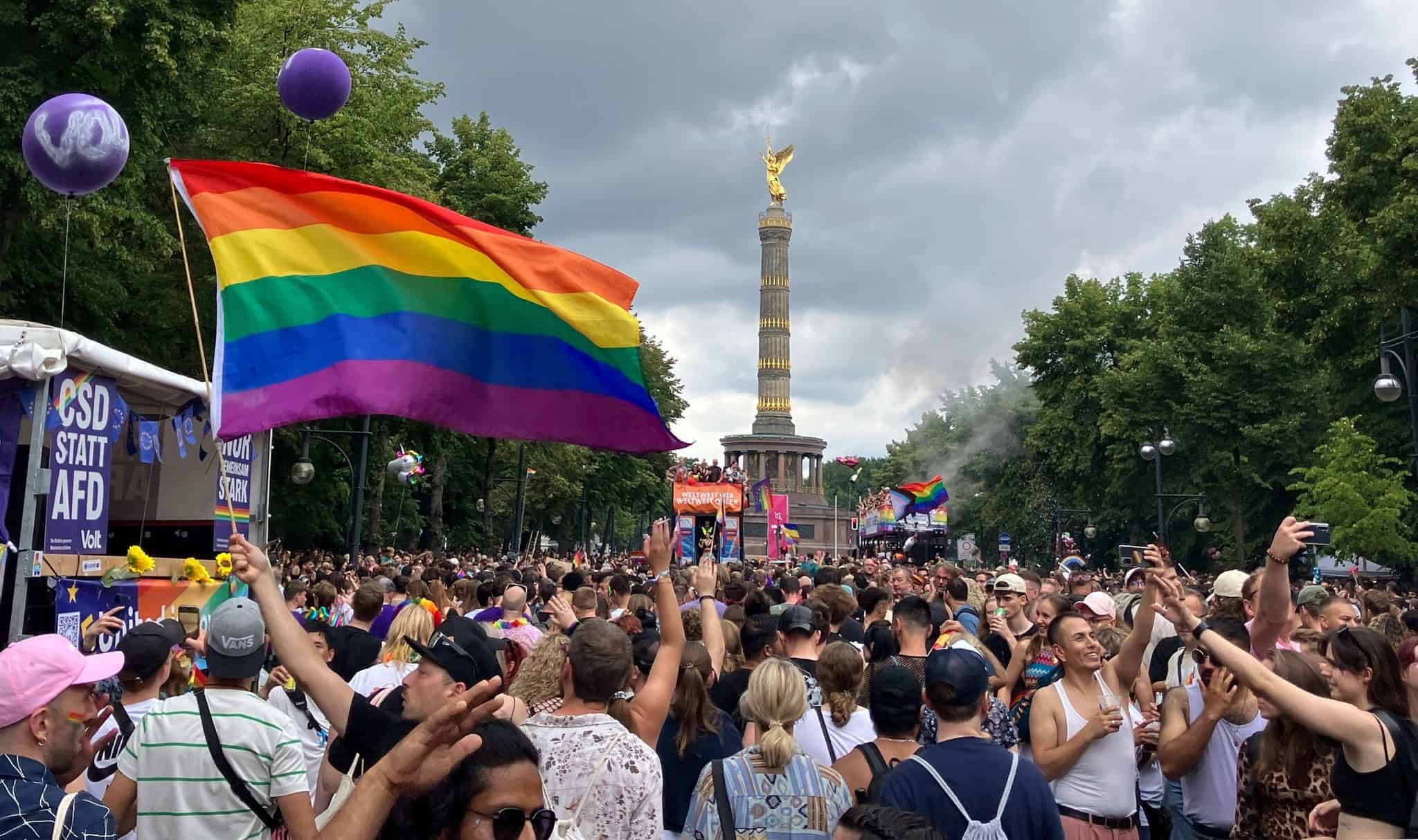 CSD in Berlin mit lautem Protest und erhöhtem Schutz