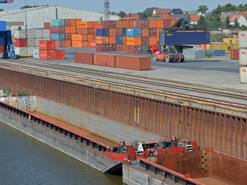 Neue Containerstapler für Hafen Riesa