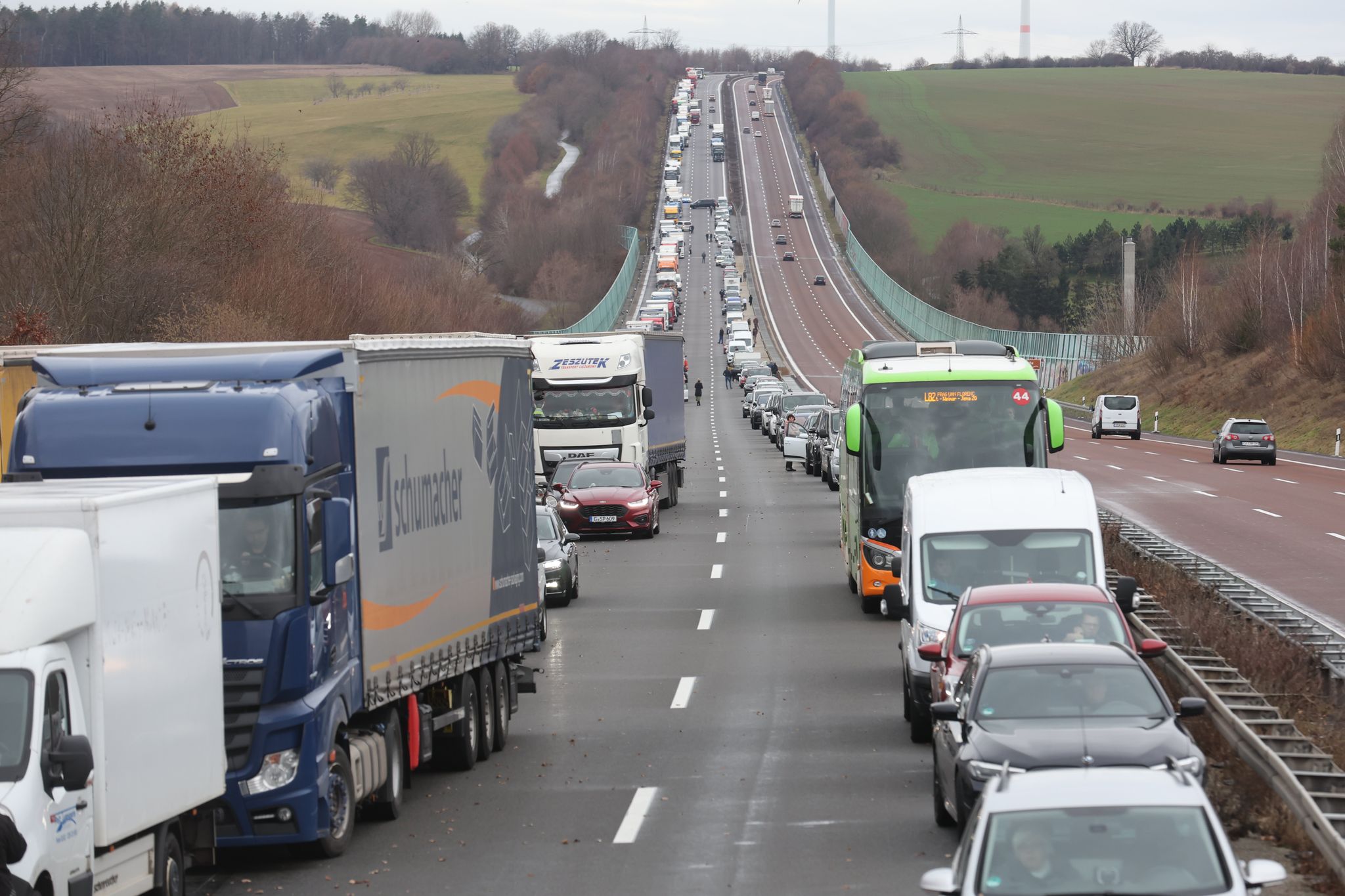Unfall durch Geisterfahrt auf A4: Zwei Menschen sterben