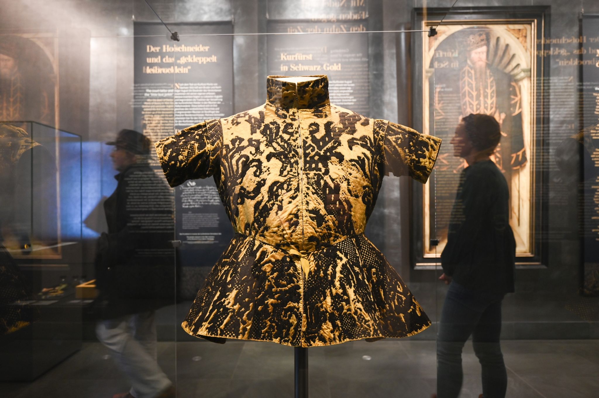 Dresdner Prunkkleid aus der Renaissance restauriert