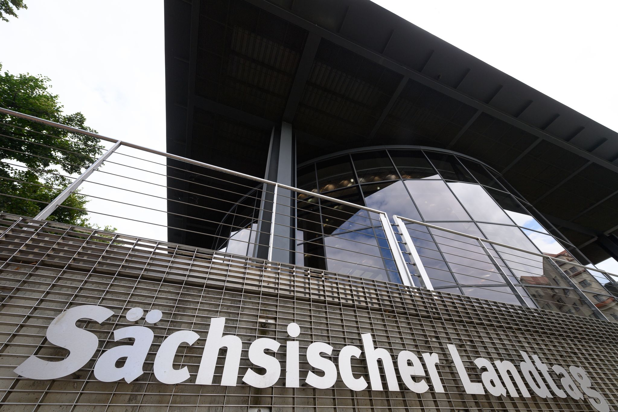 Selbsterfahrung: Abgeordnete begehen Blindenparcours