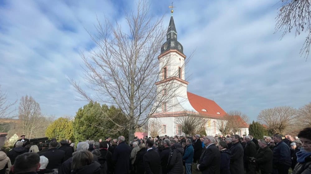 Friedhof in Zehren: Abschied vom Unternehmer Wolfgang Schneider