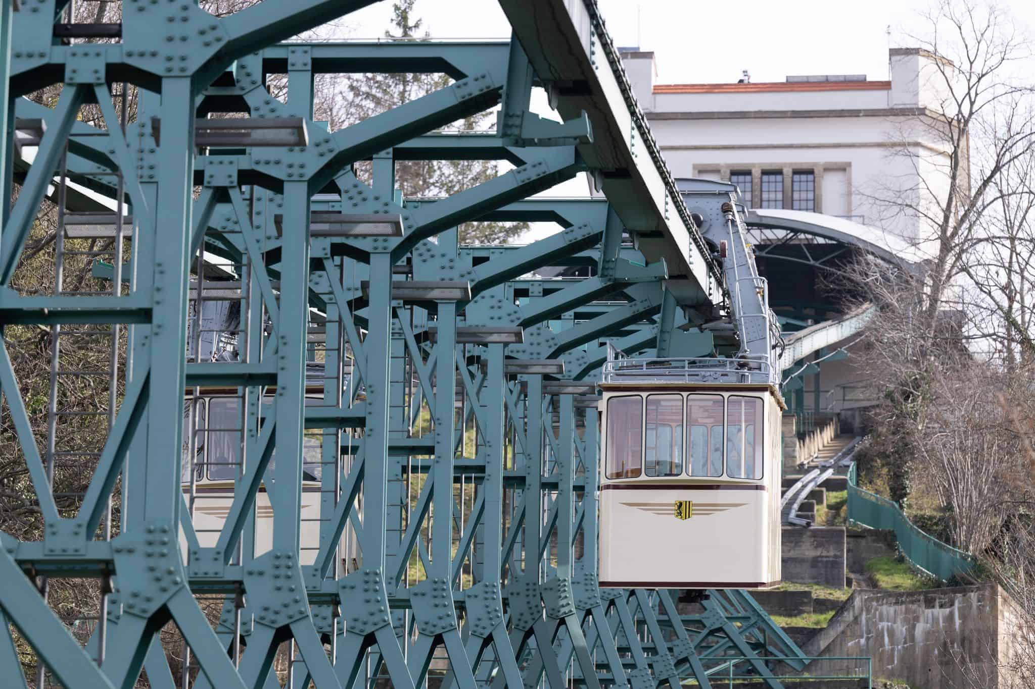 Schwebebahn in Dresden nimmt Samstag Fahrt auf