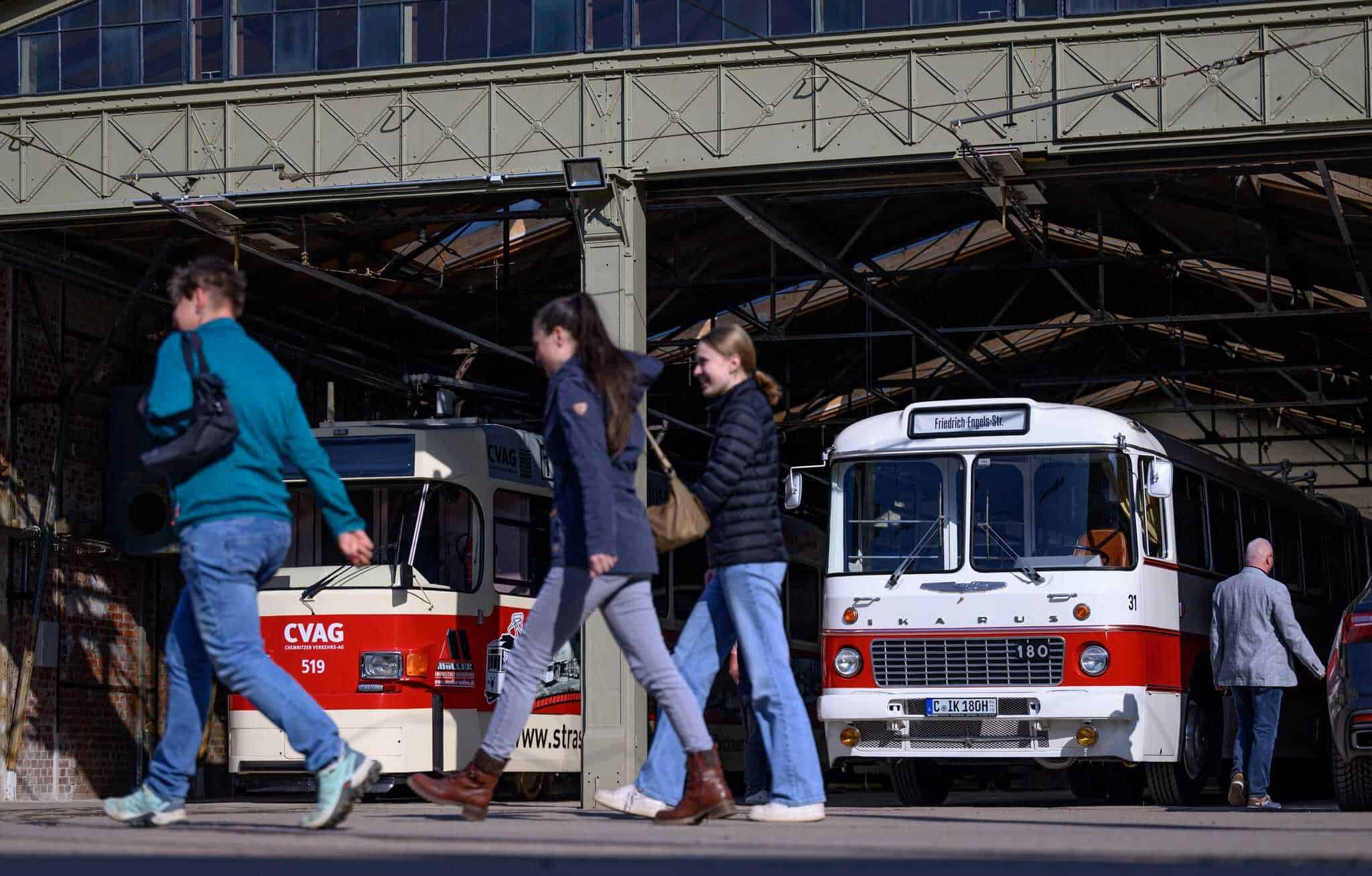 Zwischen Klappstuhl und Kombi: Garagenkultur im Fokus
