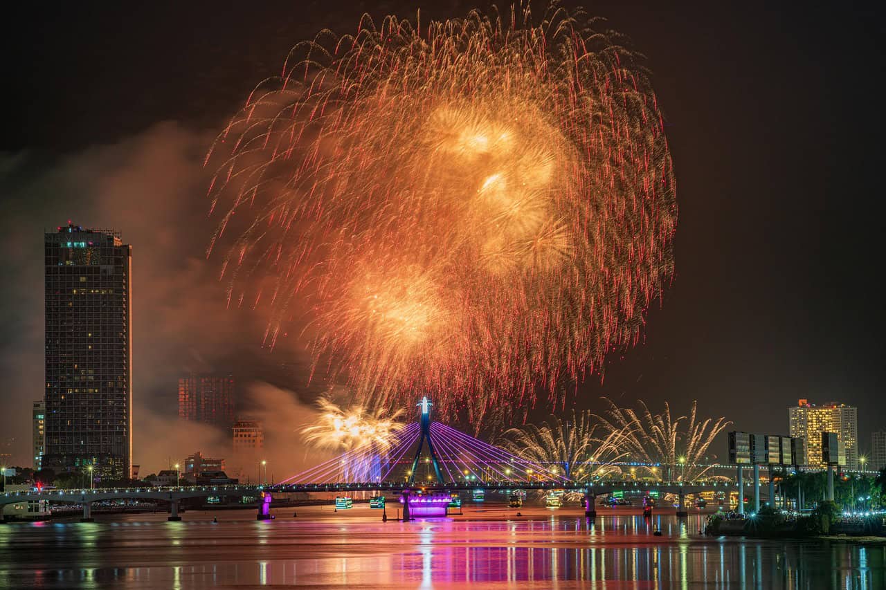 Pyrotechnik verursacht Schäden an Bäckerladen und Pkw in Plauen